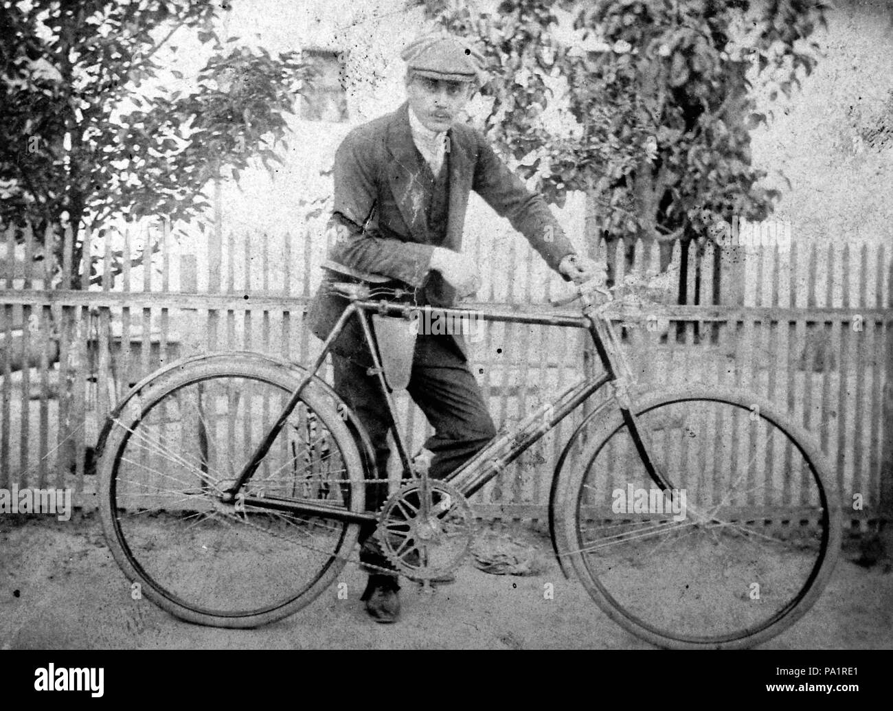 Vintage photo bicycle hi-res stock photography and images - Alamy