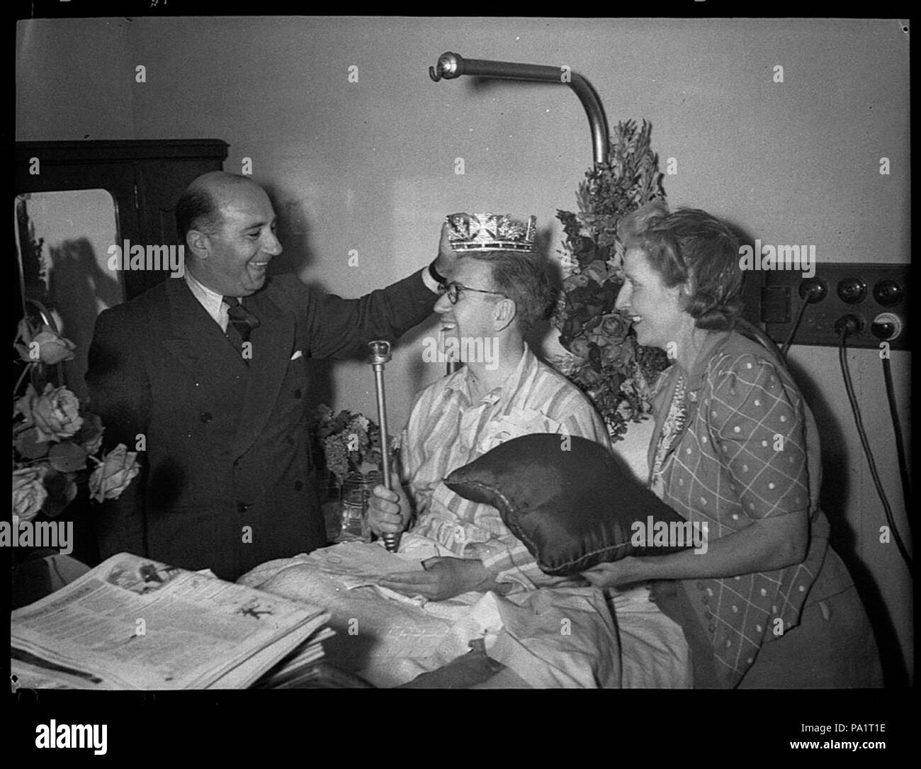 250 SLNSW 26031 John Dunne crowning of Pun Up winner Anzac House Stock ...