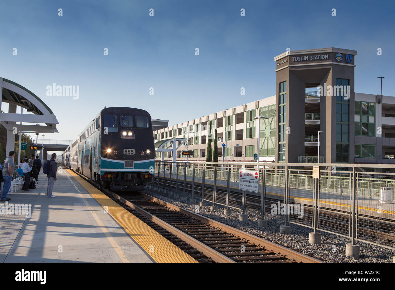 Metrolink train arriving in station hi-res stock photography and images ...