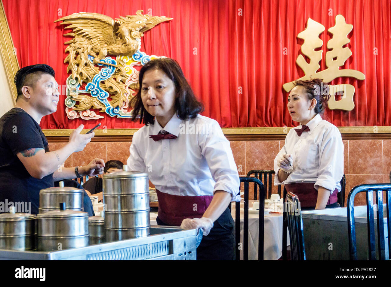 Chinese Restaurant Interior Waitress Stock Photos & Chinese Restaurant ...