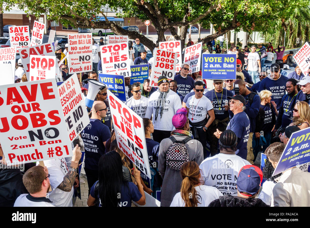 Crowd of women protesting hi-res stock photography and images - Alamy