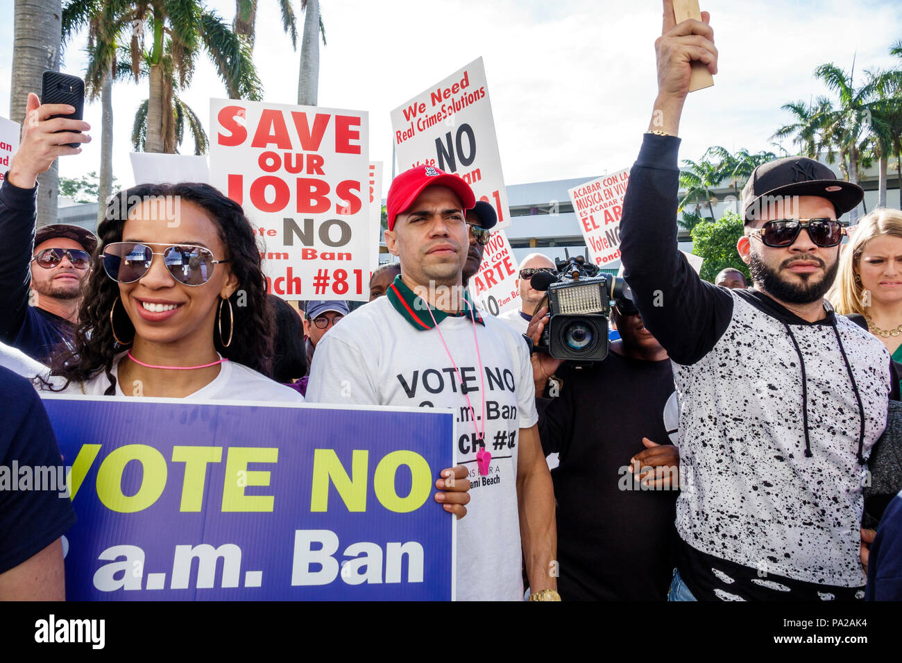 Hispanic vote signs hi-res stock photography and images - Alamy
