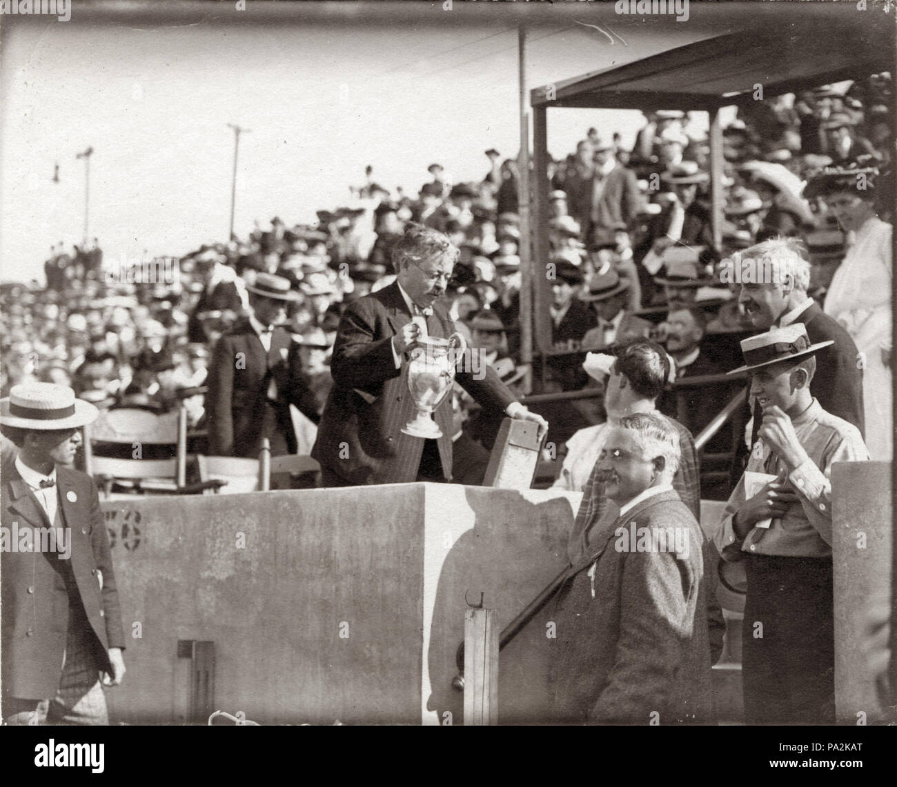 635 F.J.V. Skiff, Director of Exhibits, presenting a cup to Archie Hahn ...
