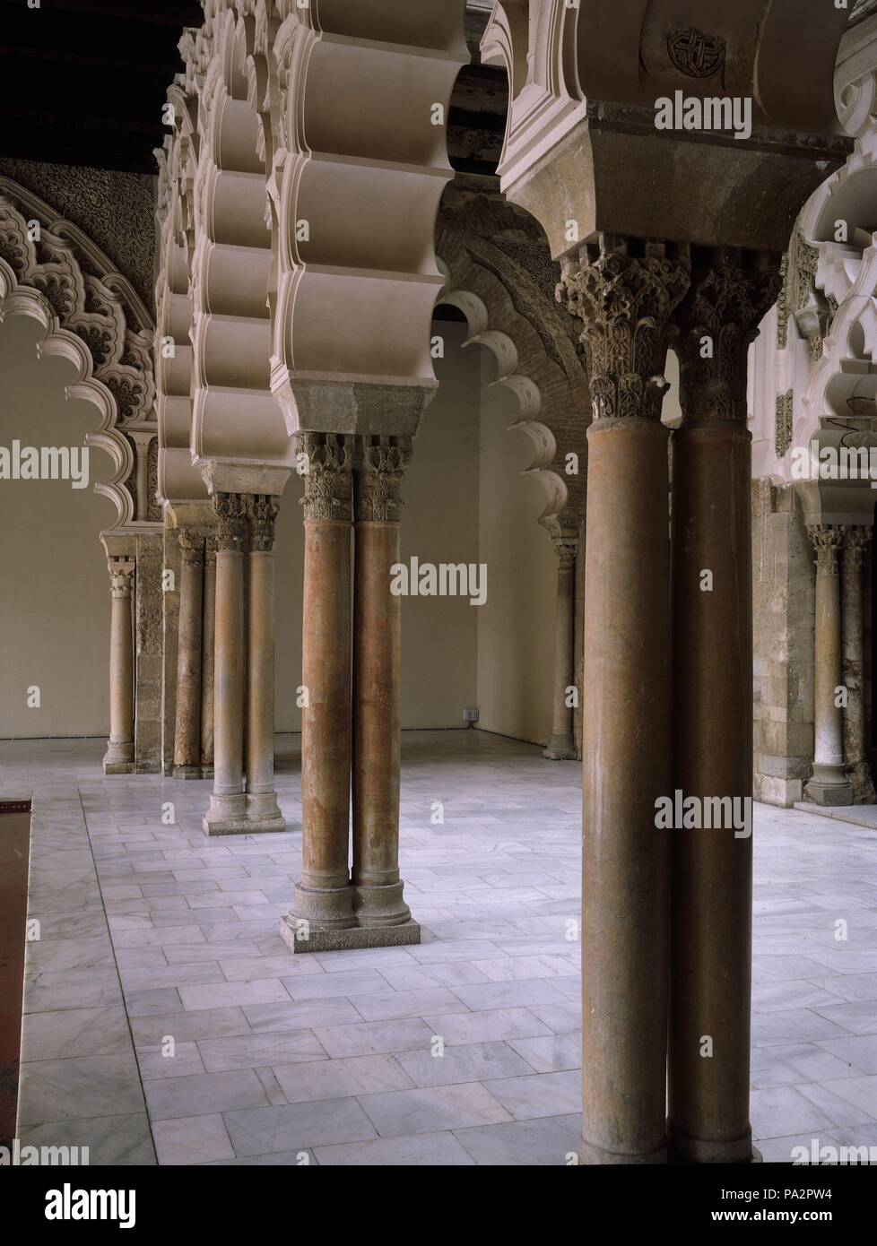 GALERIA - ARCOS MIXTILINEOS Y COLUMNAS CON CAPITELES DE ALABASTRO ...