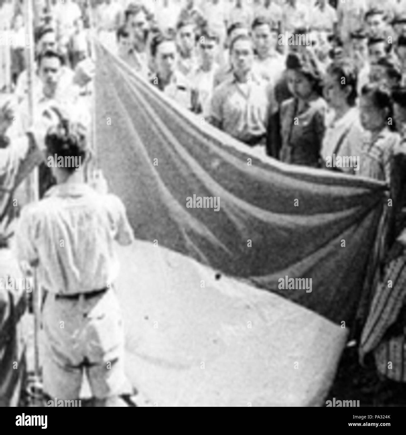 124 Indonesia flag raising witnesses 17 August 1945 dyk Stock Photo - Alamy