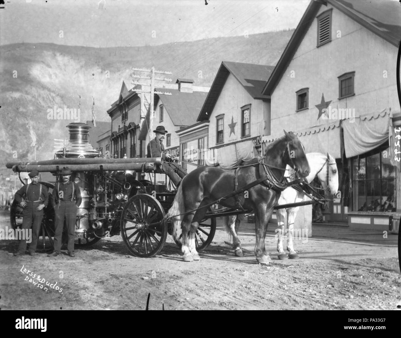 . English: A horse-drawn fire engine, Dawson, Yukon. Circa 1899-1905 ...