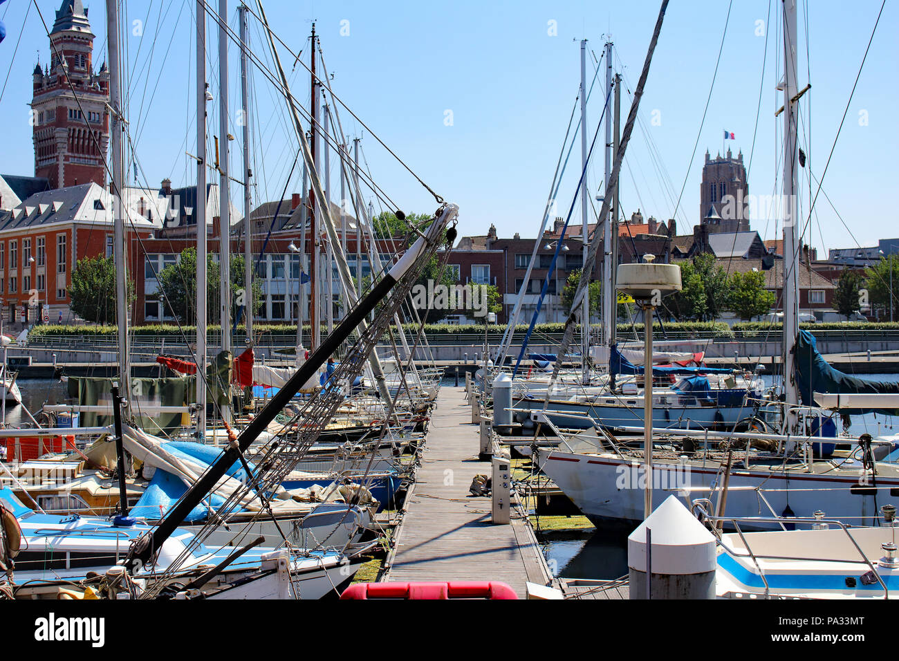 Dunkirk boats hi-res stock photography and images - Alamy