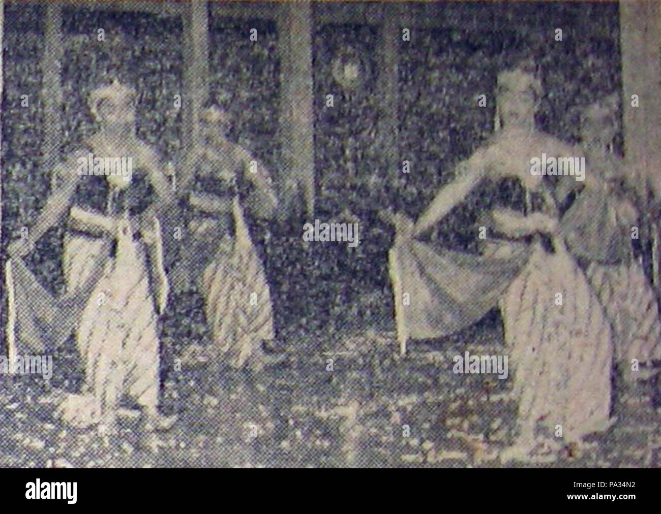 Traditional javanese dance hi-res stock photography and images - Alamy
