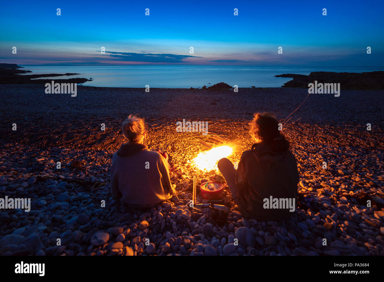 Sitting around fire hi-res stock photography and images - Alamy