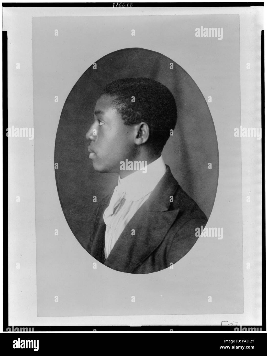 Left profile hi-res stock photography and images - Alamy