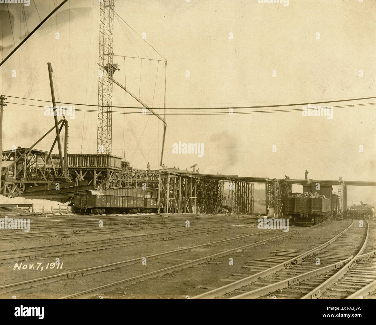 1910s construction workers work on hi-res stock photography and images ...