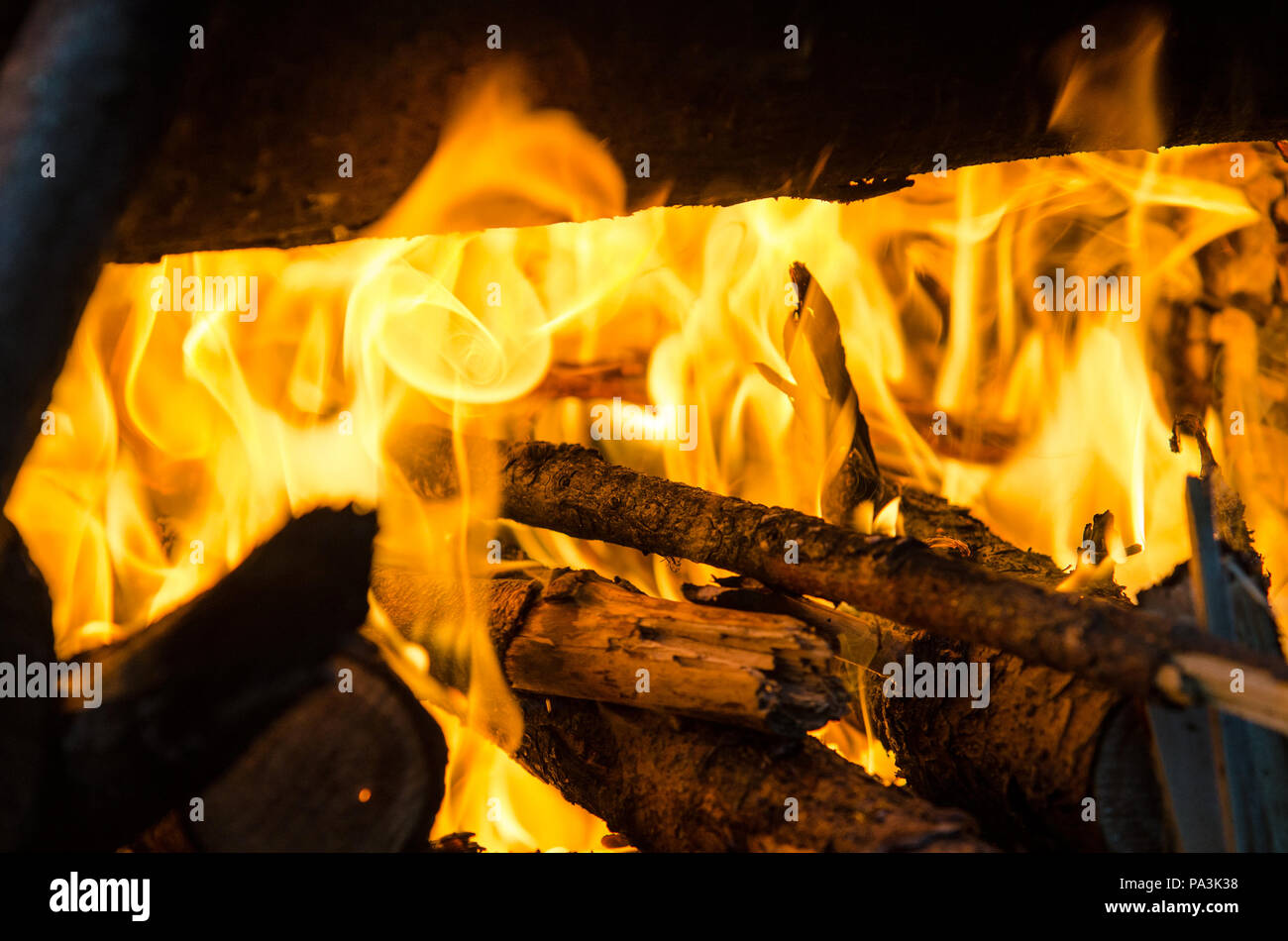 Burning wood at summer barbecue Stock Photo - Alamy