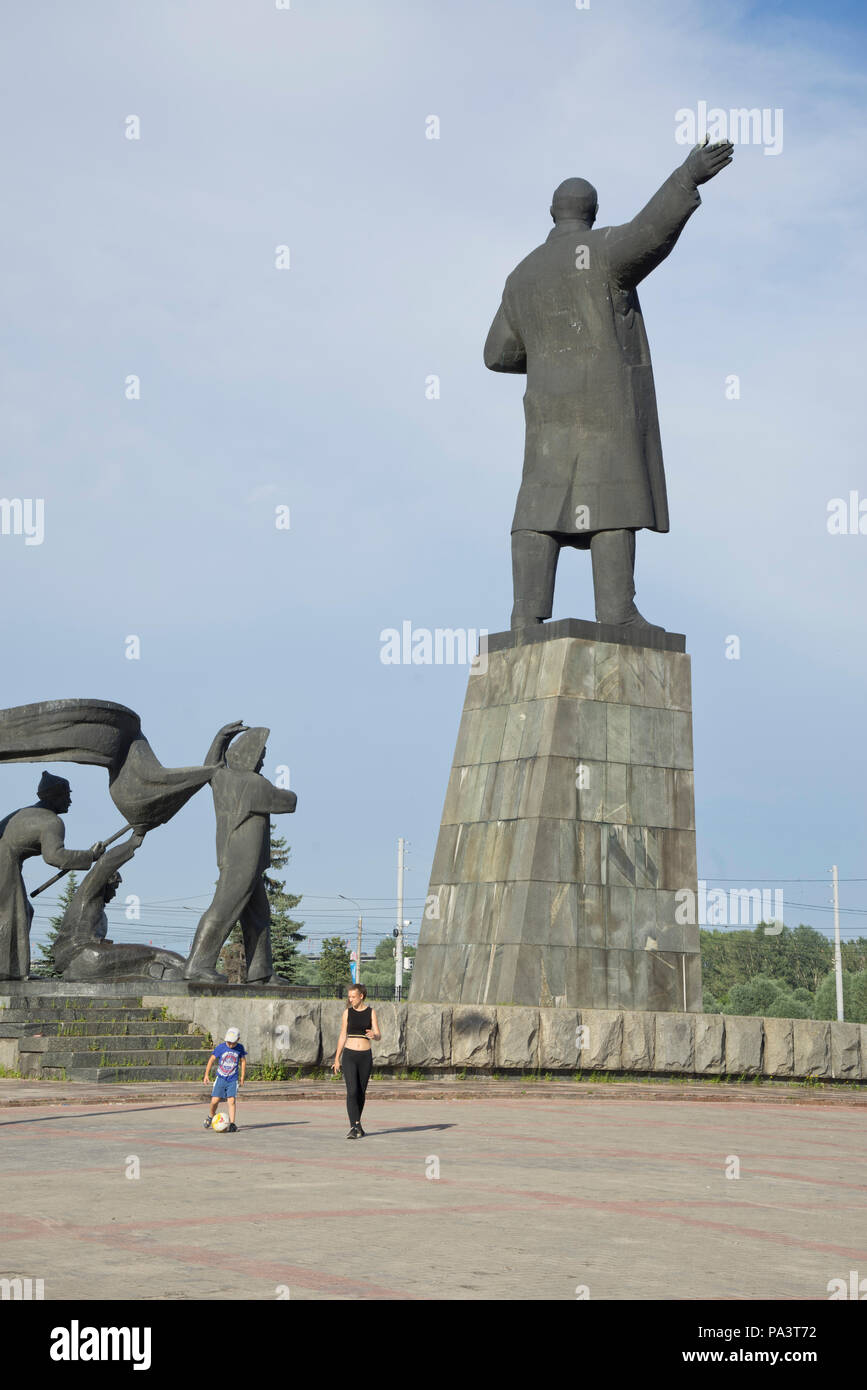 Statue of Lenin and World War II liberation soldiers in Nizhny Novgorod ...