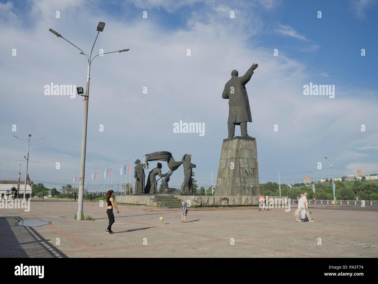 Statue of Lenin and World War II liberation soldiers in Nizhny Novgorod ...