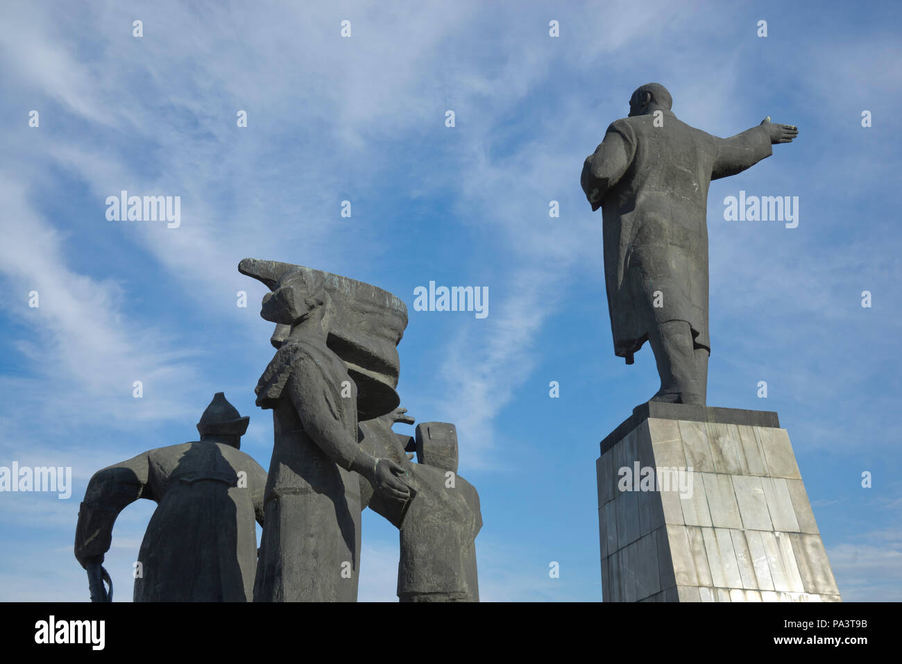 Statue of Lenin and World War II liberation soldiers in Nizhny Novgorod ...