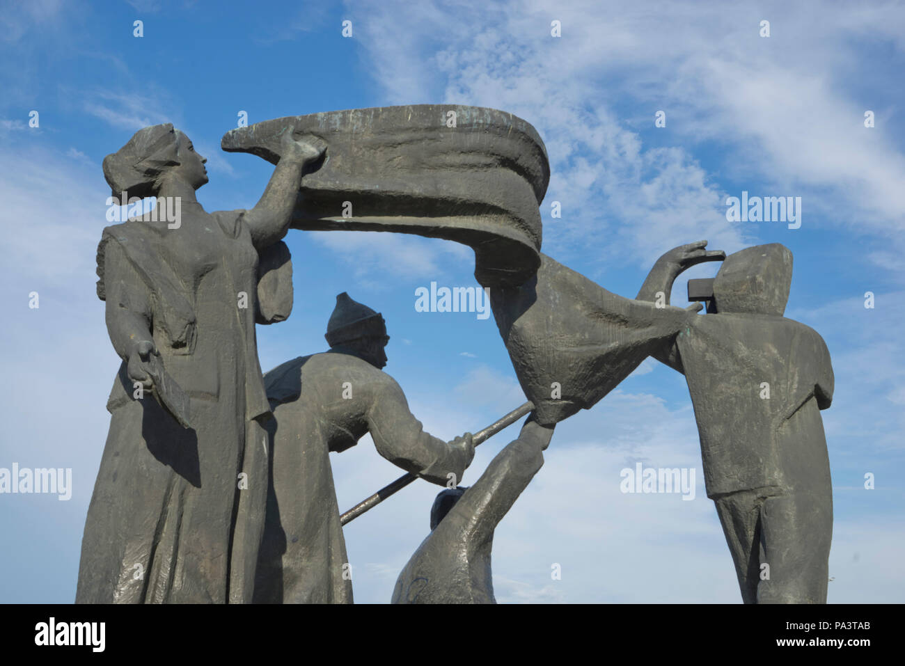 Statue of Lenin and World War II liberation soldiers in Nizhny Novgorod ...