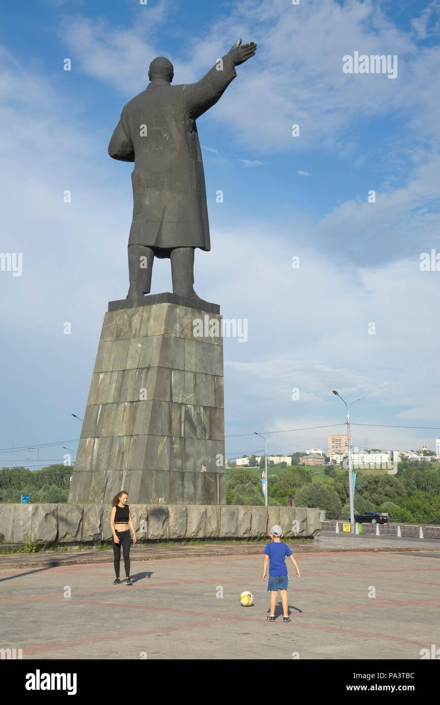 Statue of Lenin and World War II liberation soldiers in Nizhny Novgorod ...