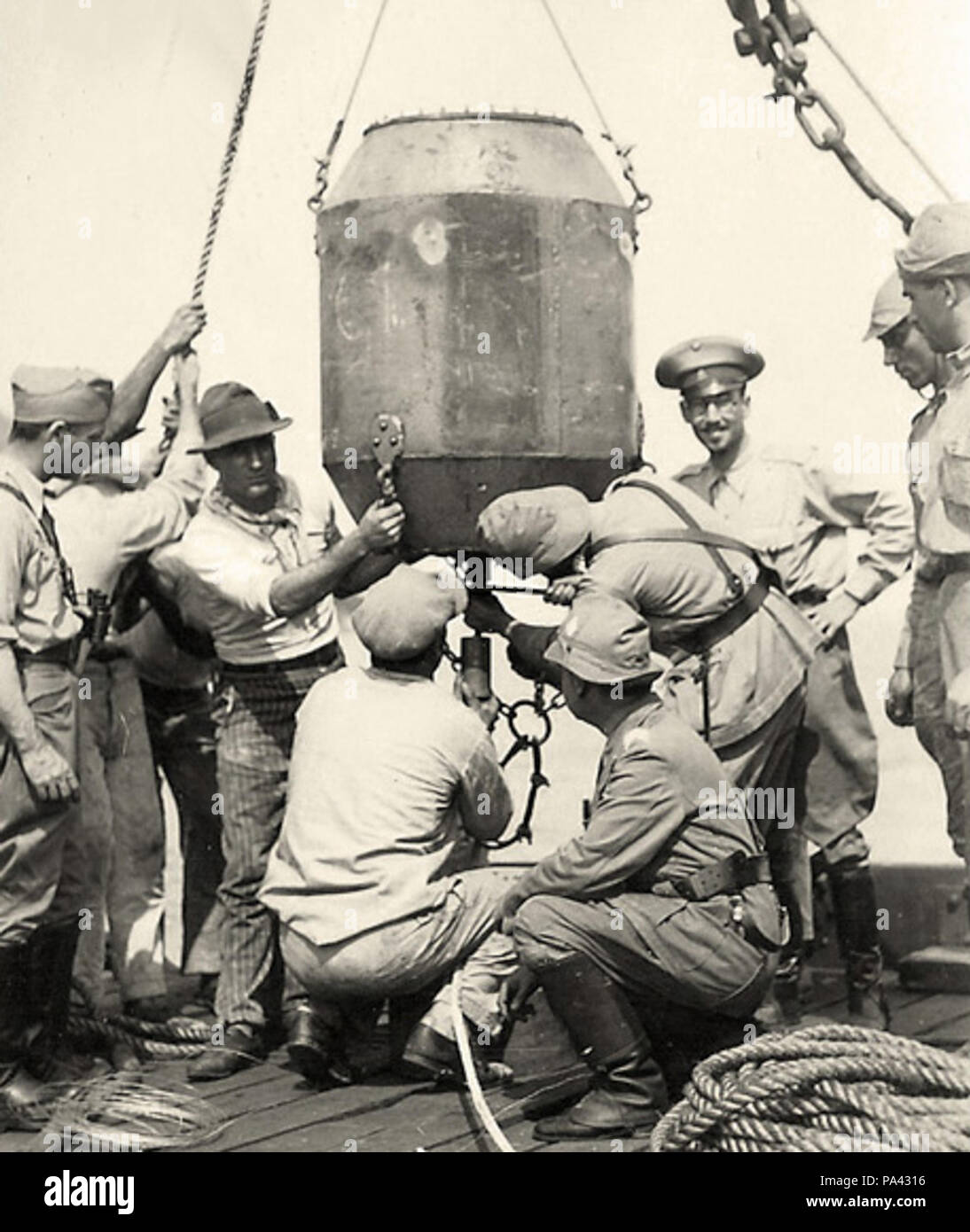 Underwater mines hi-res stock photography and images - Alamy