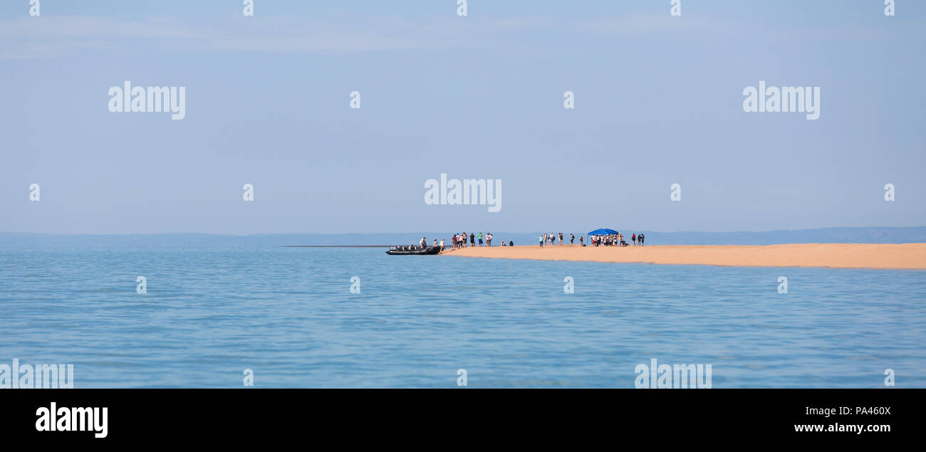 Sandbar boat hi-res stock photography and images - Alamy