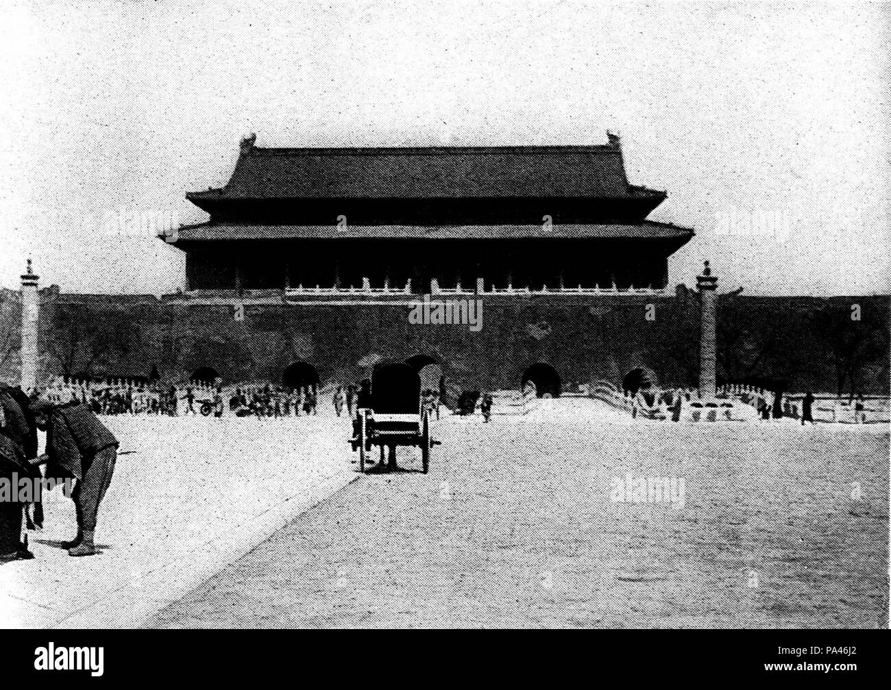 Royal historic gates Black and White Stock Photos & Images - Alamy