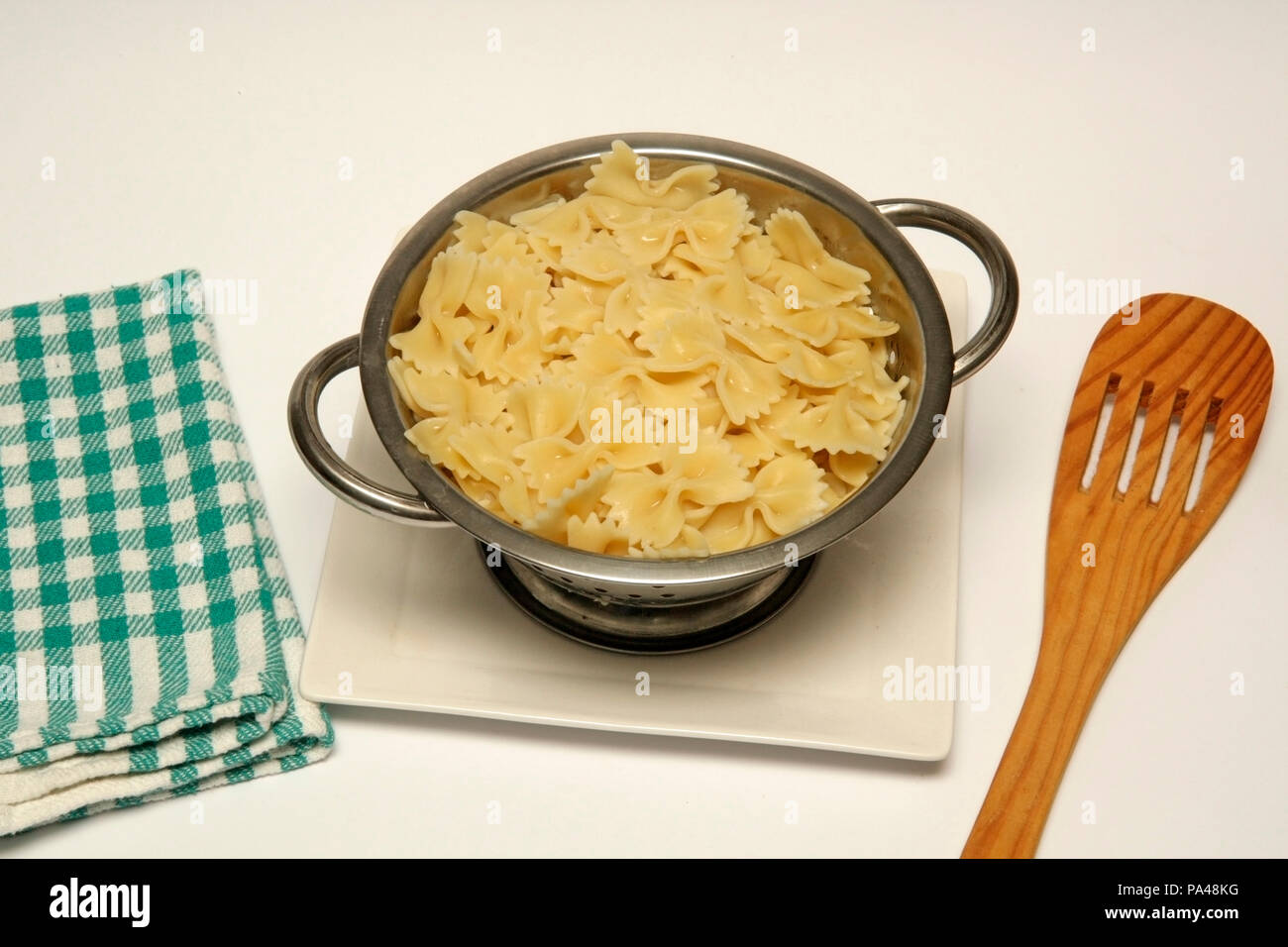 Farfalle with walnuts and curry. Step by step. Prepared dish: BJTP4P ...