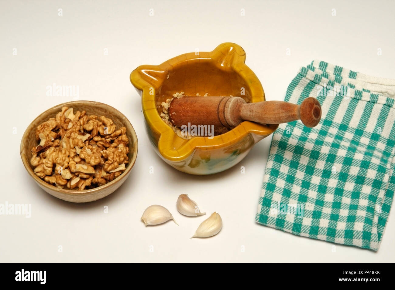 Farfalle with walnuts and curry. Step by step. Prepared dish: BJTP4P ...