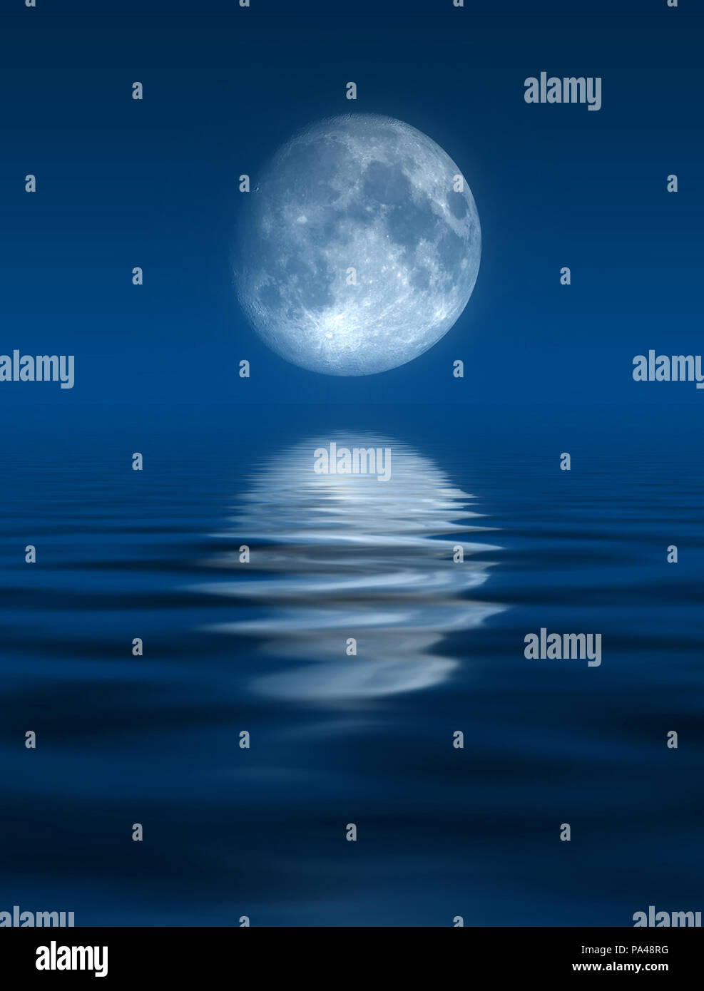 Moon over the ocean hi-res stock photography and images - Alamy