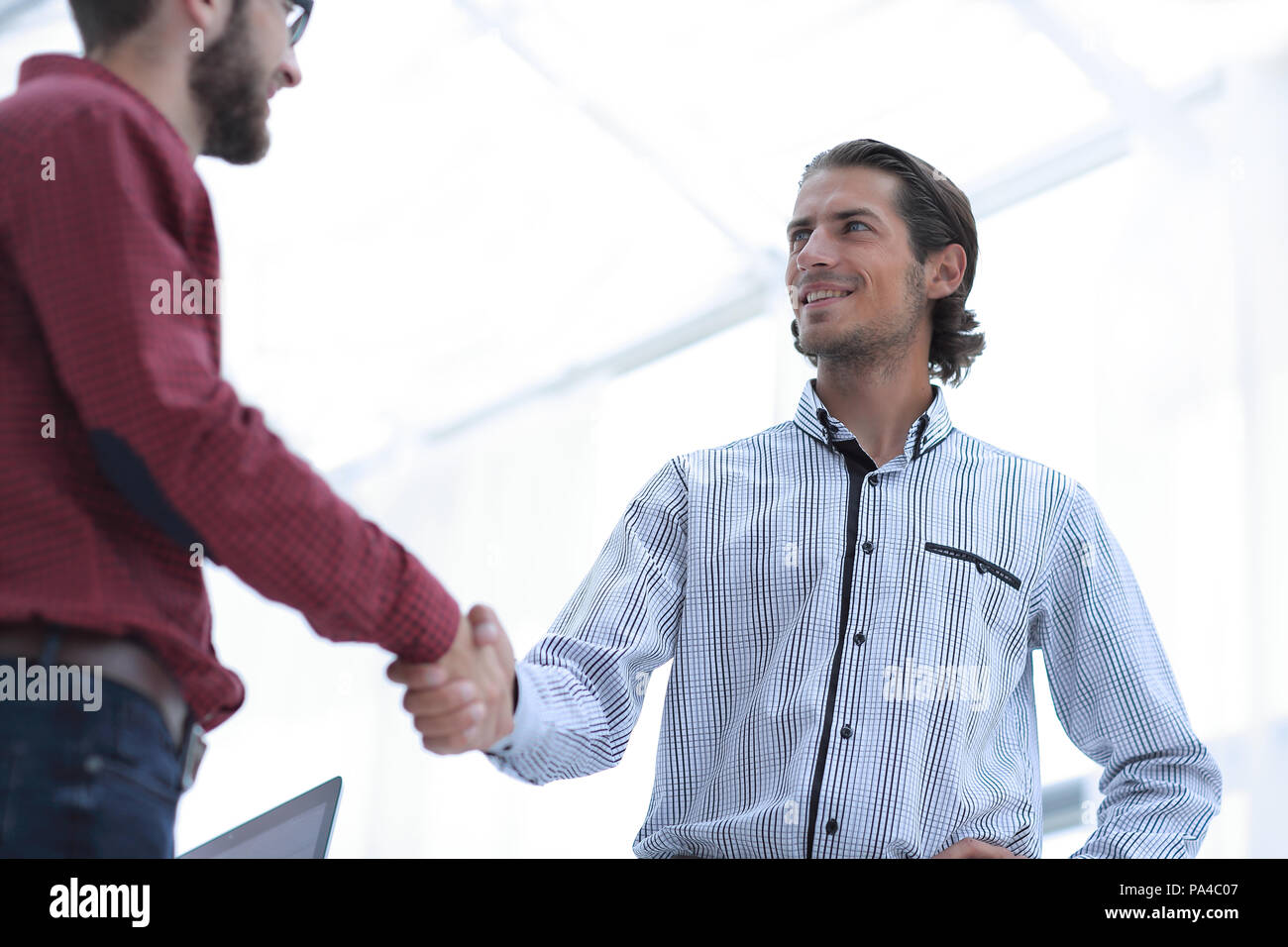handshake members of the business team Stock Photo - Alamy