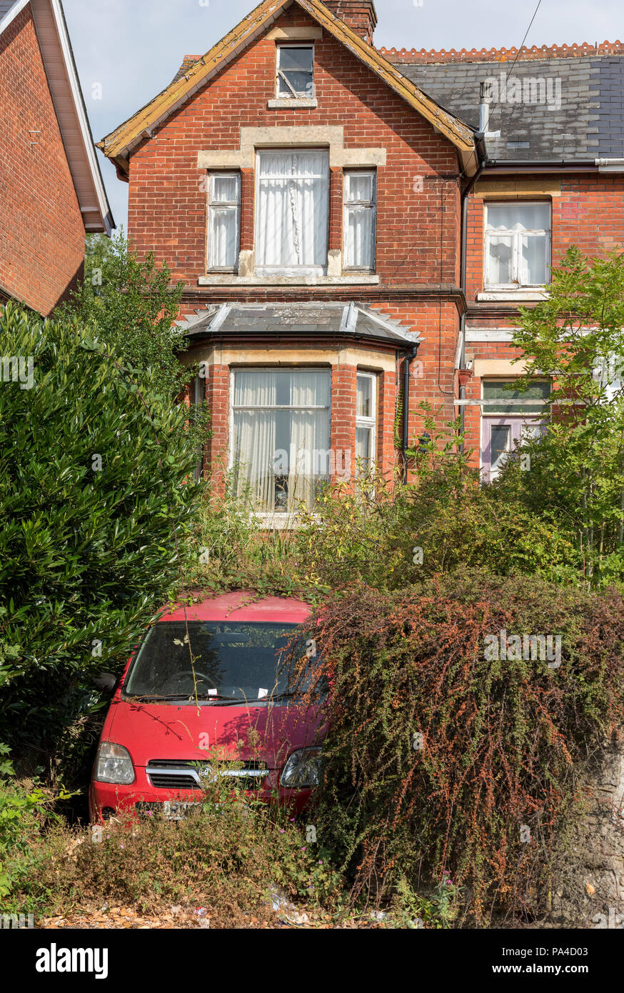 Bad neighbour garden hi-res stock photography and images - Alamy