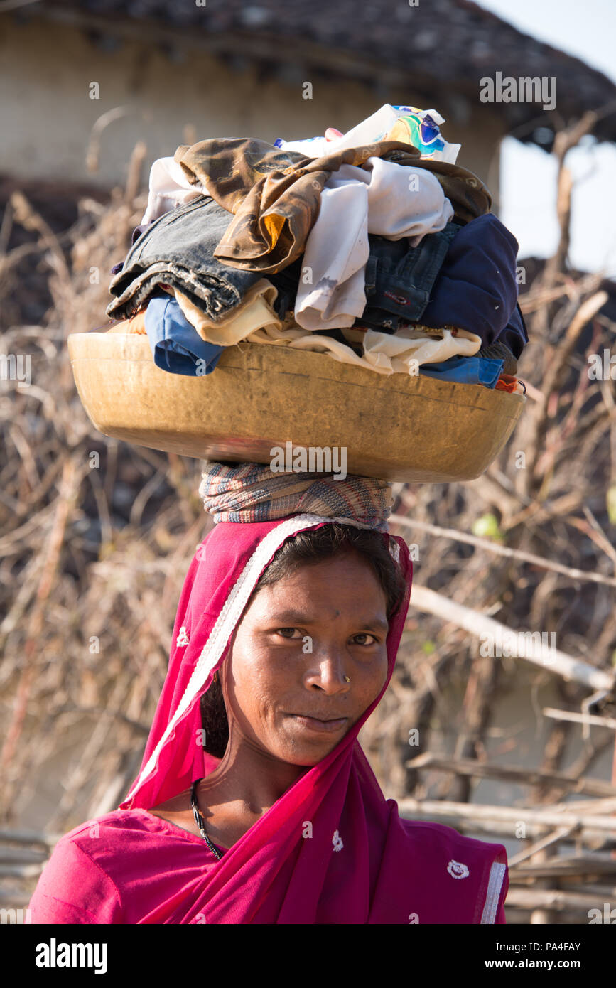 Indian woman carrying clothes on head hi-res stock photography and ...
