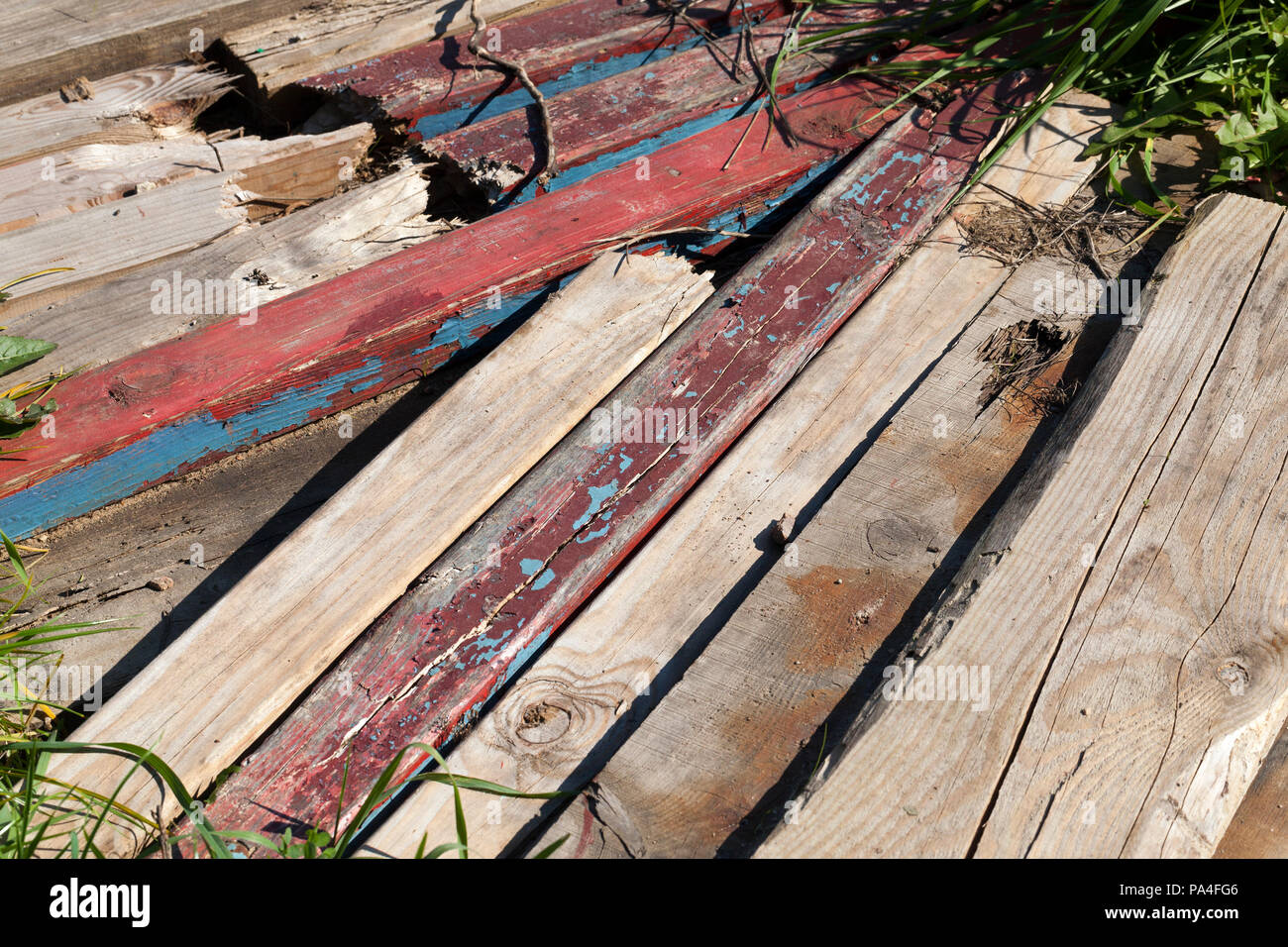 Broken boards hi-res stock photography and images - Alamy