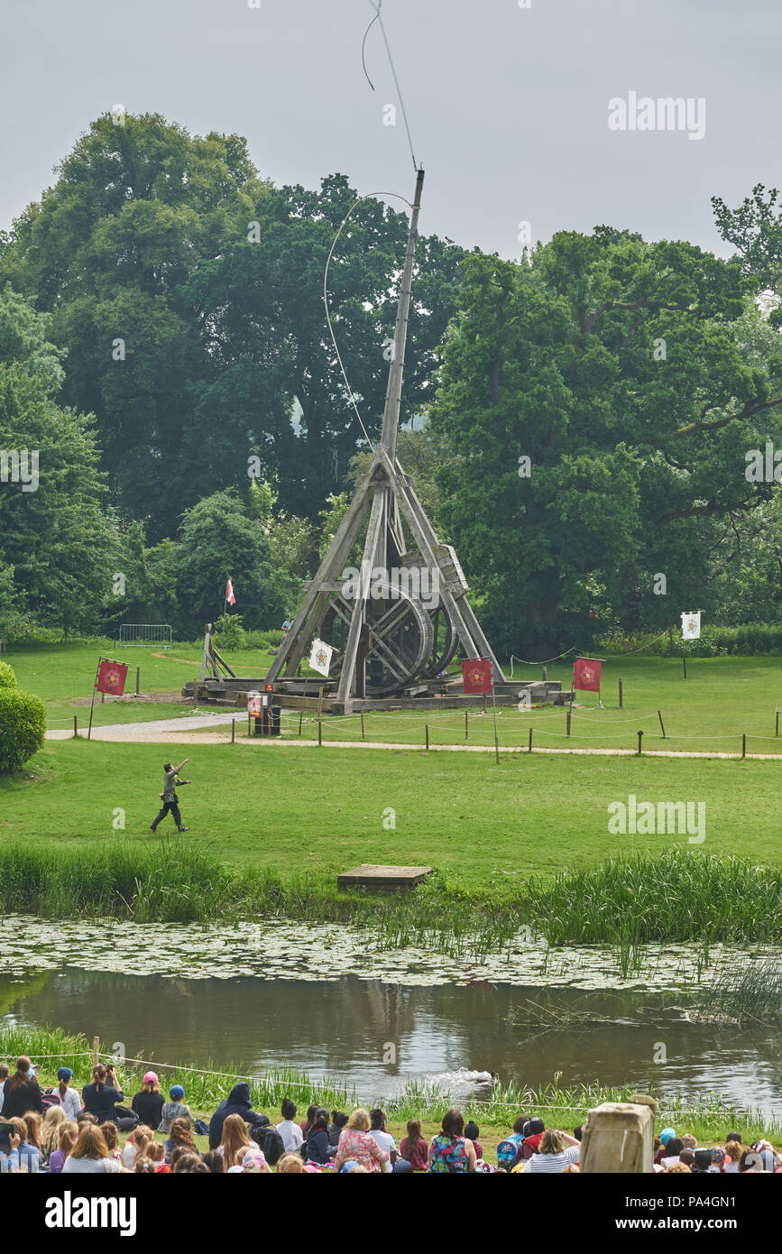 trebuchet catapult at warwick castle Stock Photo - Alamy