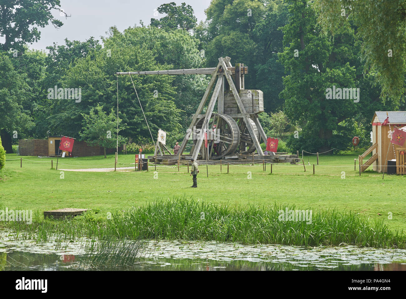 trebuchet catapult at warwick castle Stock Photo - Alamy