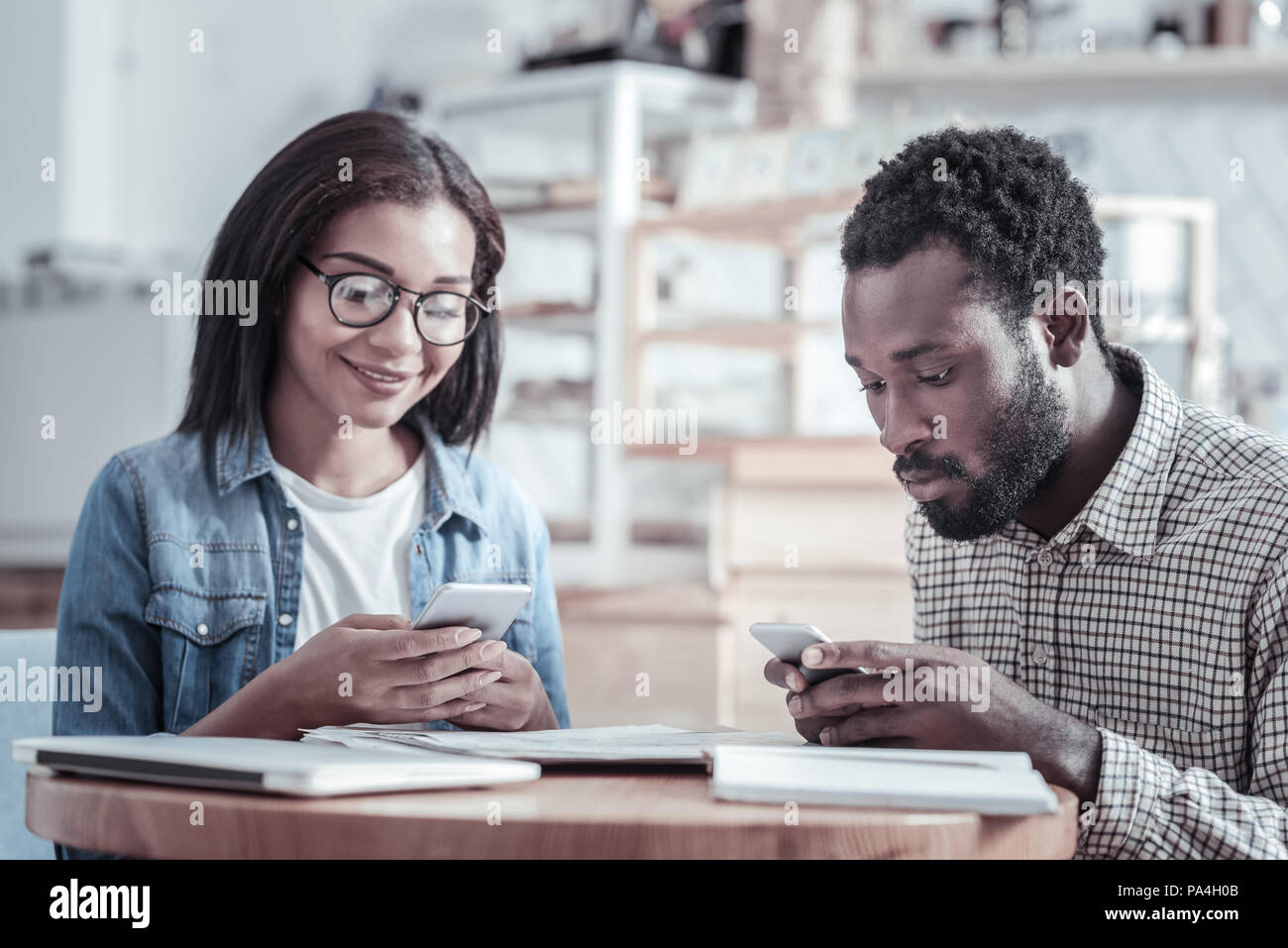 Smartphones shop hi-res stock photography and images - Alamy