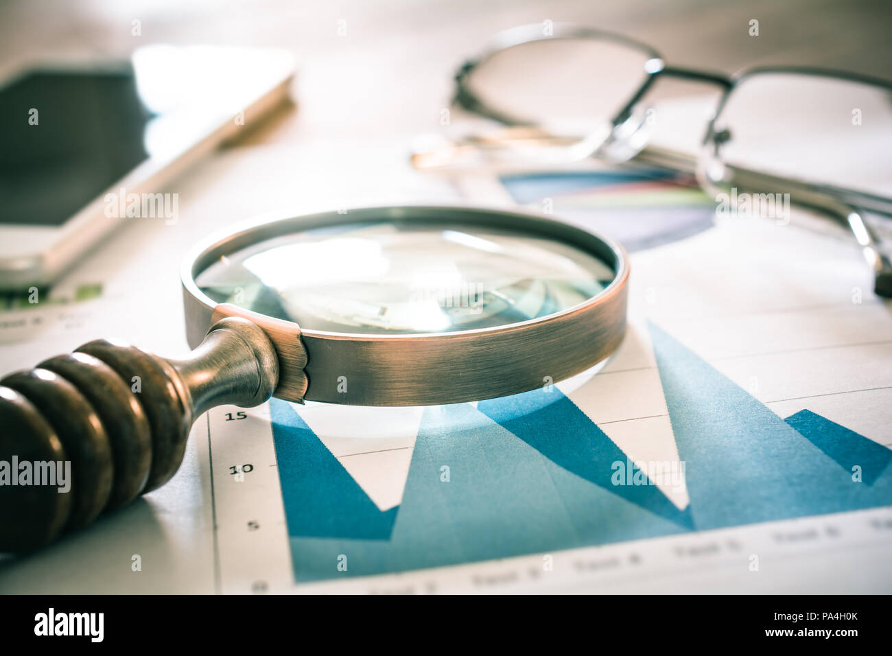 Phone magnifying glass analysis hi-res stock photography and images - Alamy