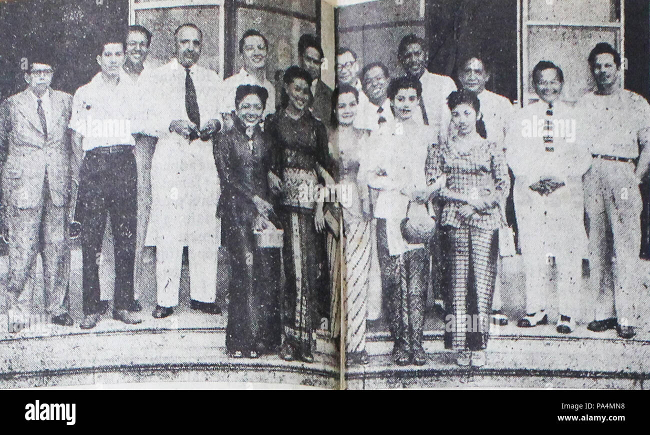 211 Raden Mochtar and Soekarsih in Singapore Dunia Film 15 Jan 1954 ...