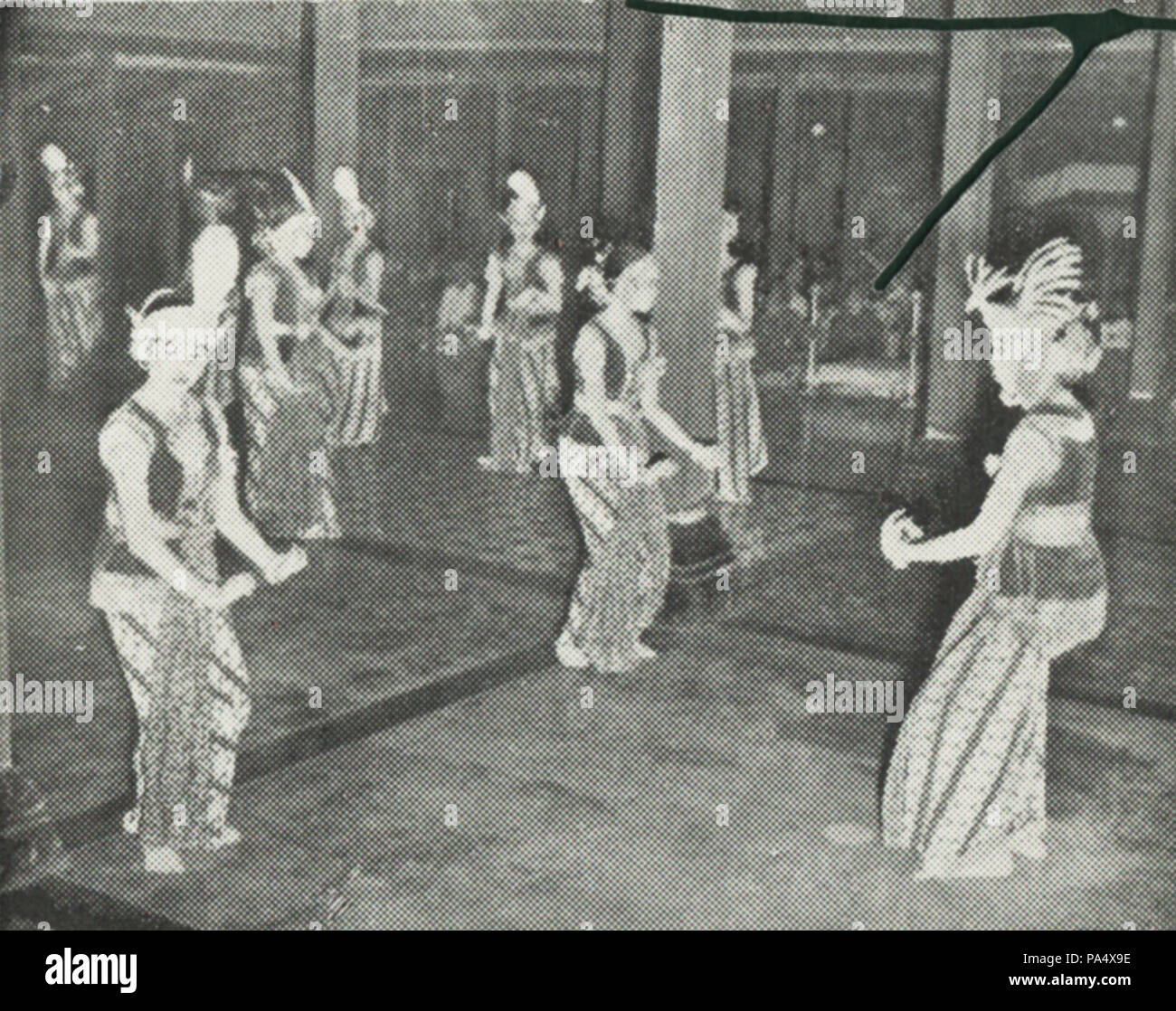 Serimpi dance hi-res stock photography and images - Alamy