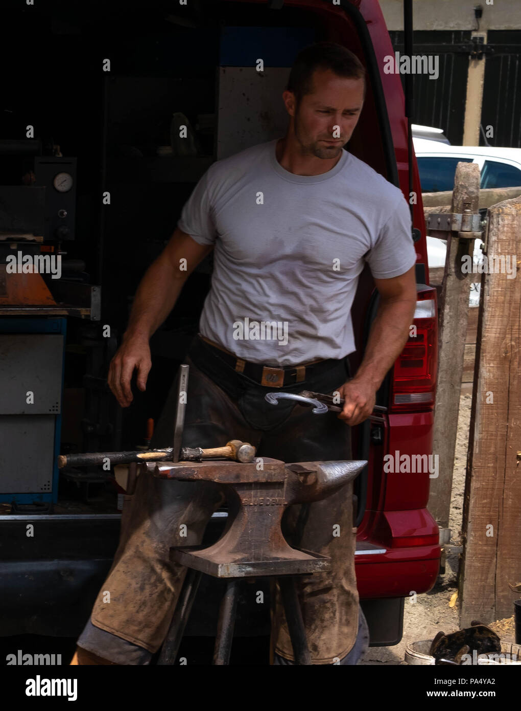 blacksmith hammering on anvil farrier Stock Photo - Alamy