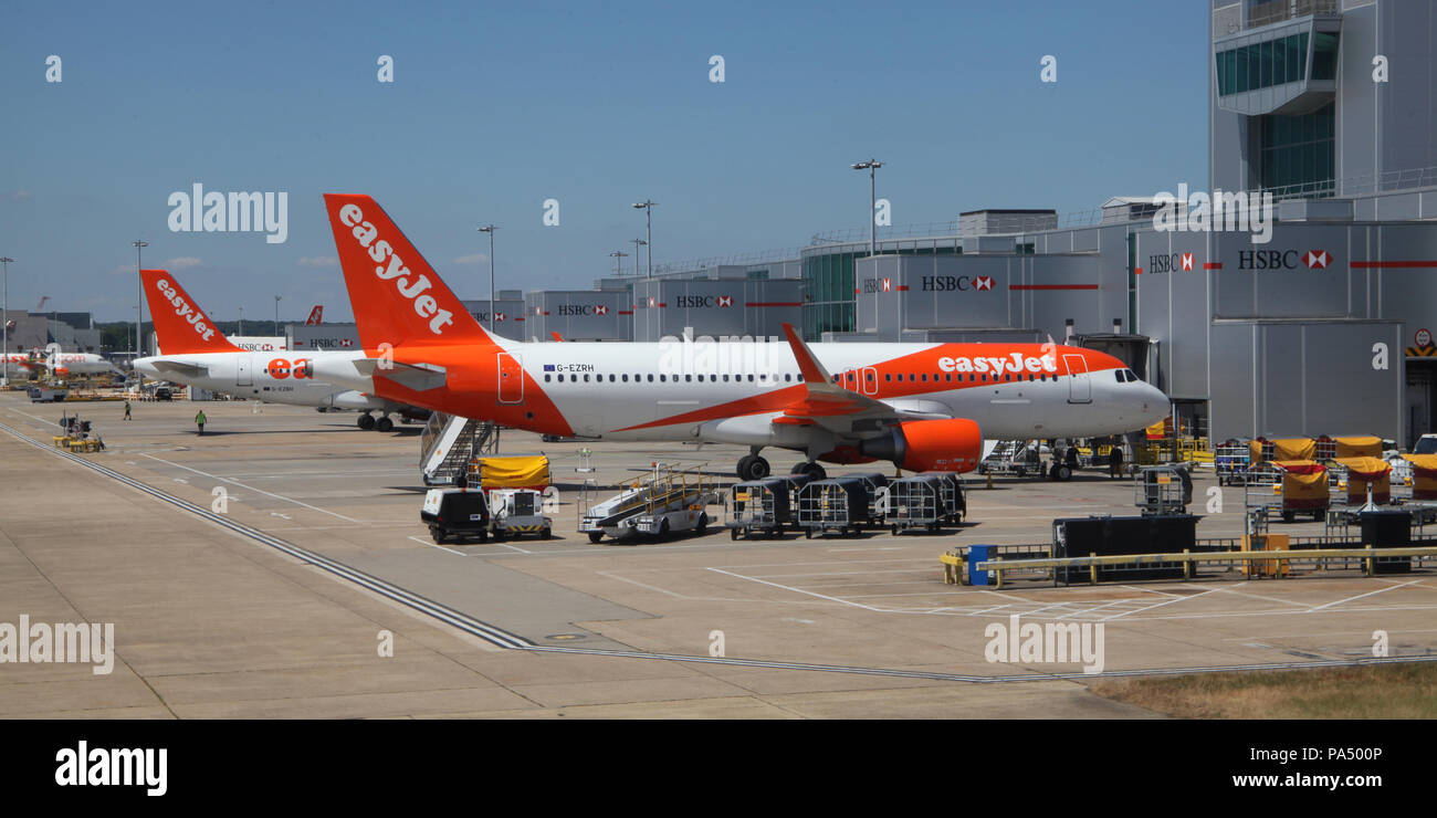 Planes on the airport apron hi-res stock photography and images - Alamy