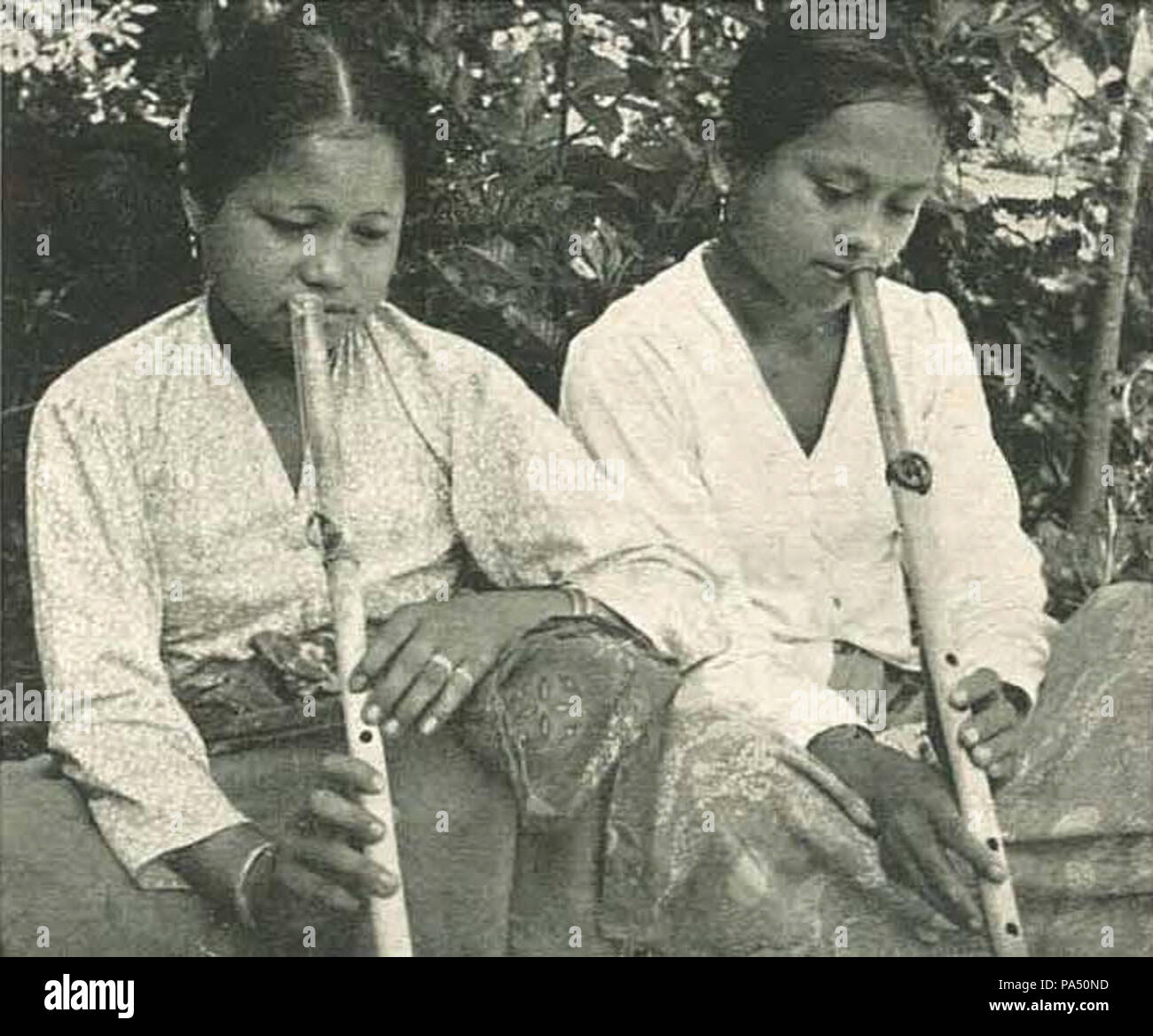 332 Women playing the flute, Makassar, Wanita di Indonesia p111 (JB ...