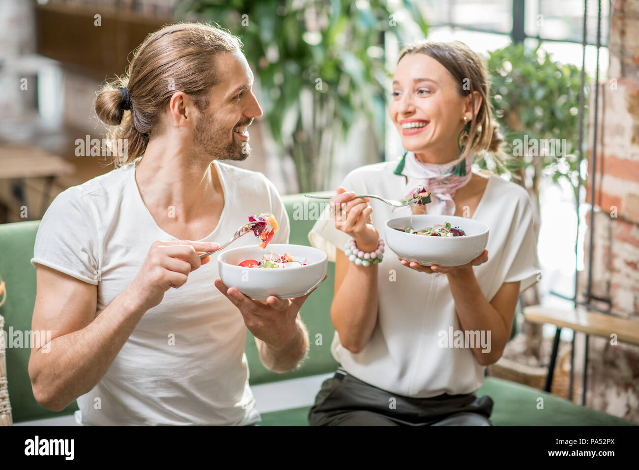 Healthy eating couple cafe hi-res stock photography and images - Alamy