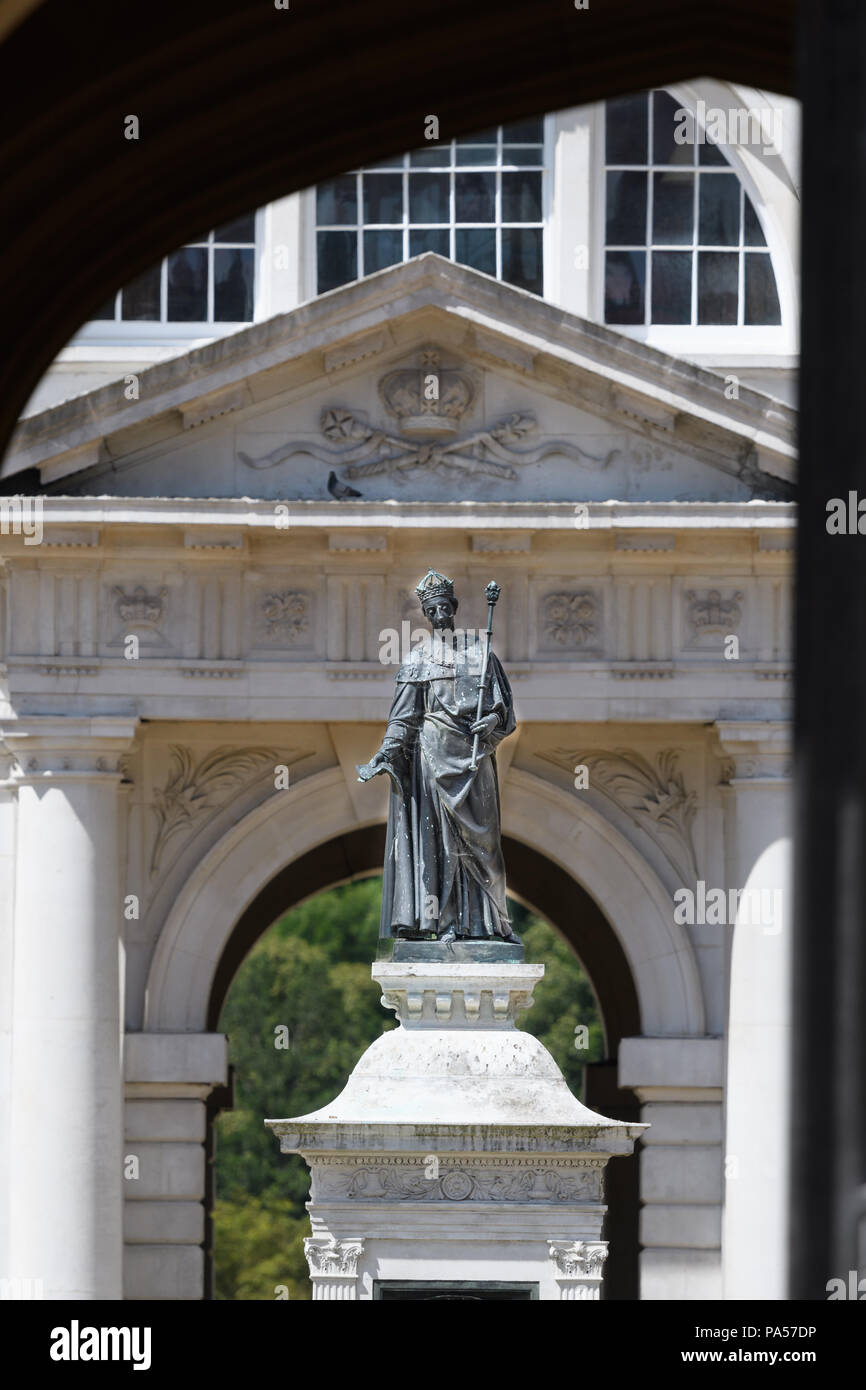 Kings college cambridge england statue king henry vi bronze cou hi-res ... Kings college cambridge england statue king henry vi bronze cou hi-res ...