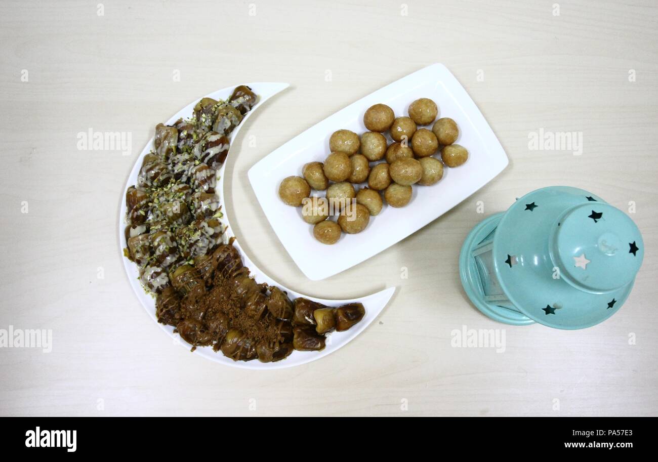 Guests eating breakfast hi-res stock photography and images - Alamy
