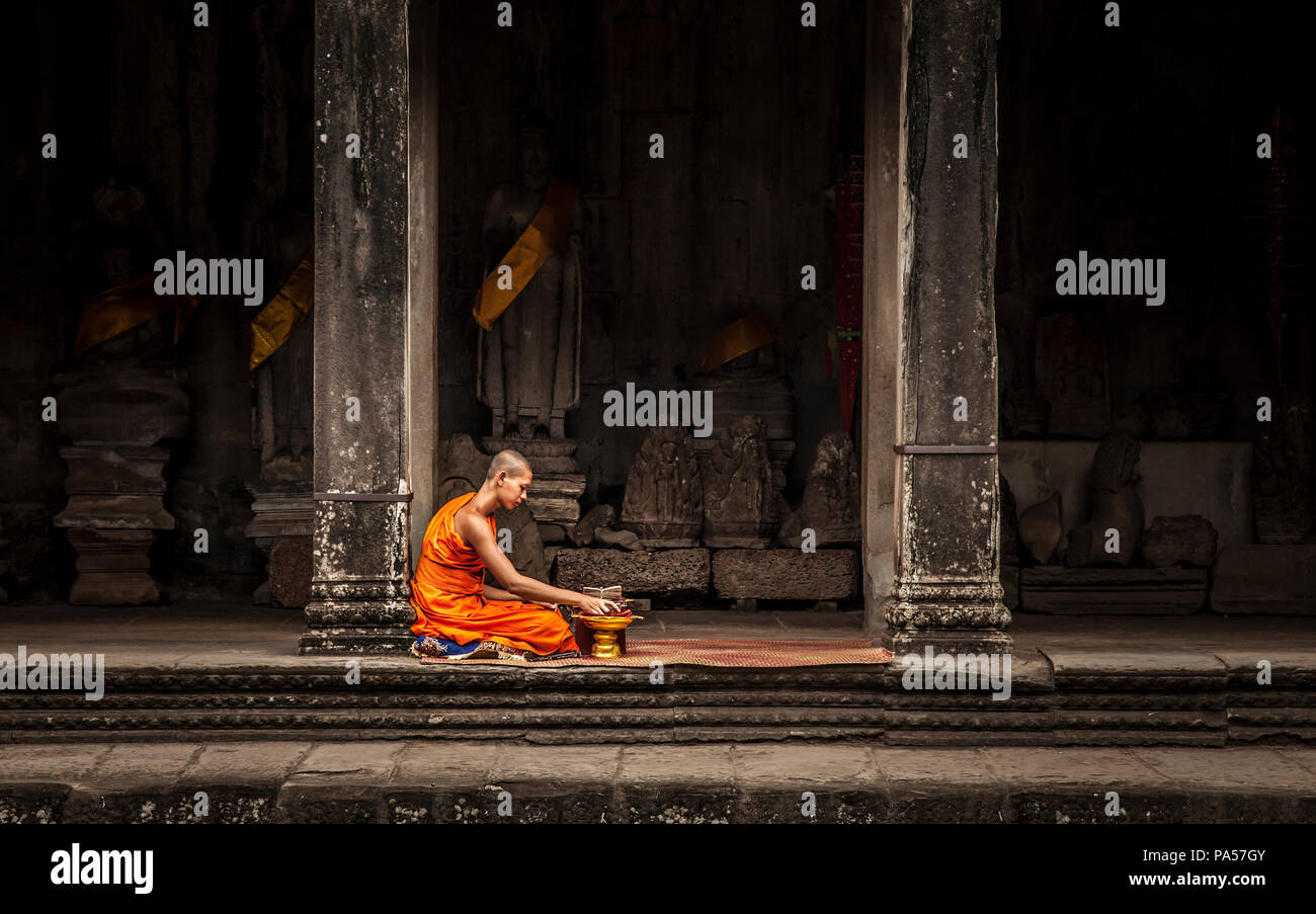 Prohm temple buddhist monk hi-res stock photography and images - Alamy