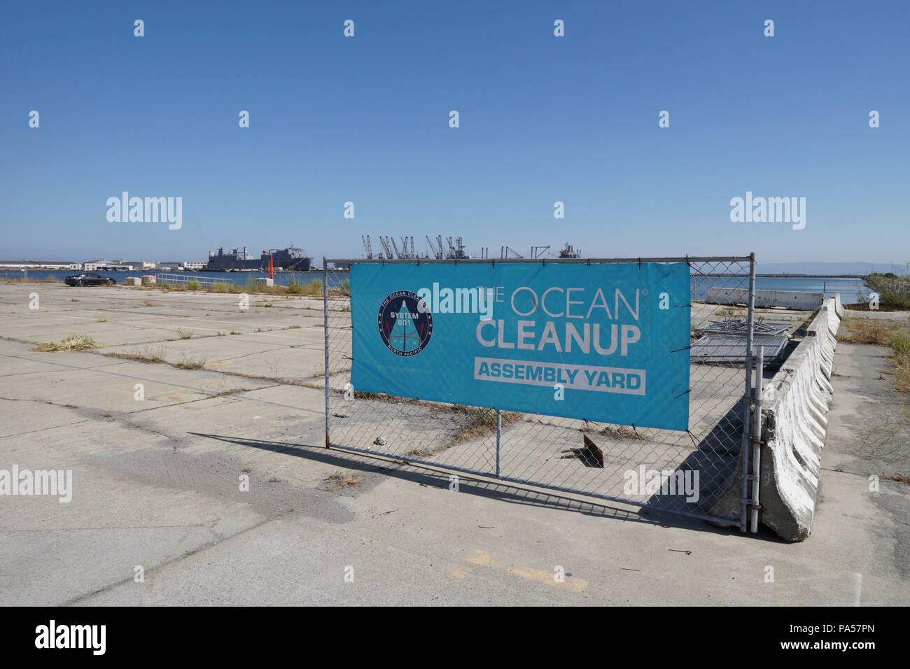 The Ocean Cleanup - System 001 Stock Photo - Alamy