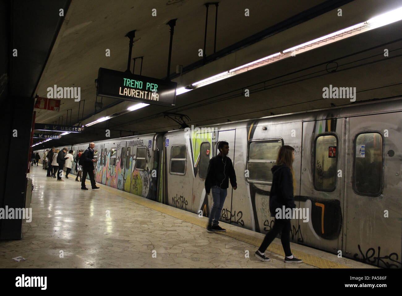 People rush around railway station hi-res stock photography and images ...