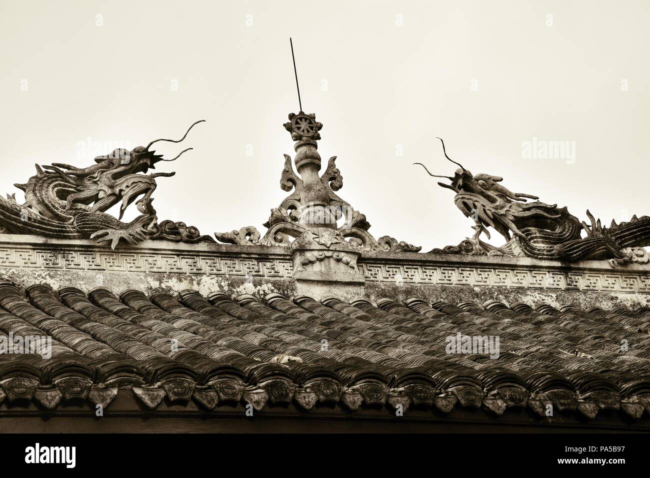 Ridge roof dragon hi-res stock photography and images - Alamy