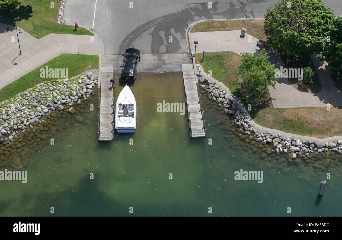 Boat lakes shore view hi-res stock photography and images - Alamy