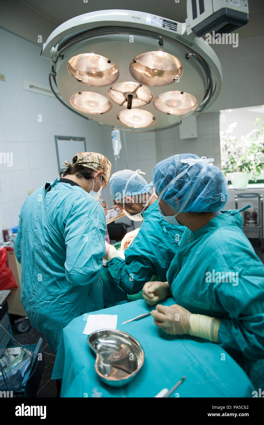 Medical Team Performing Surgical Operation i Stock Photo - Alamy