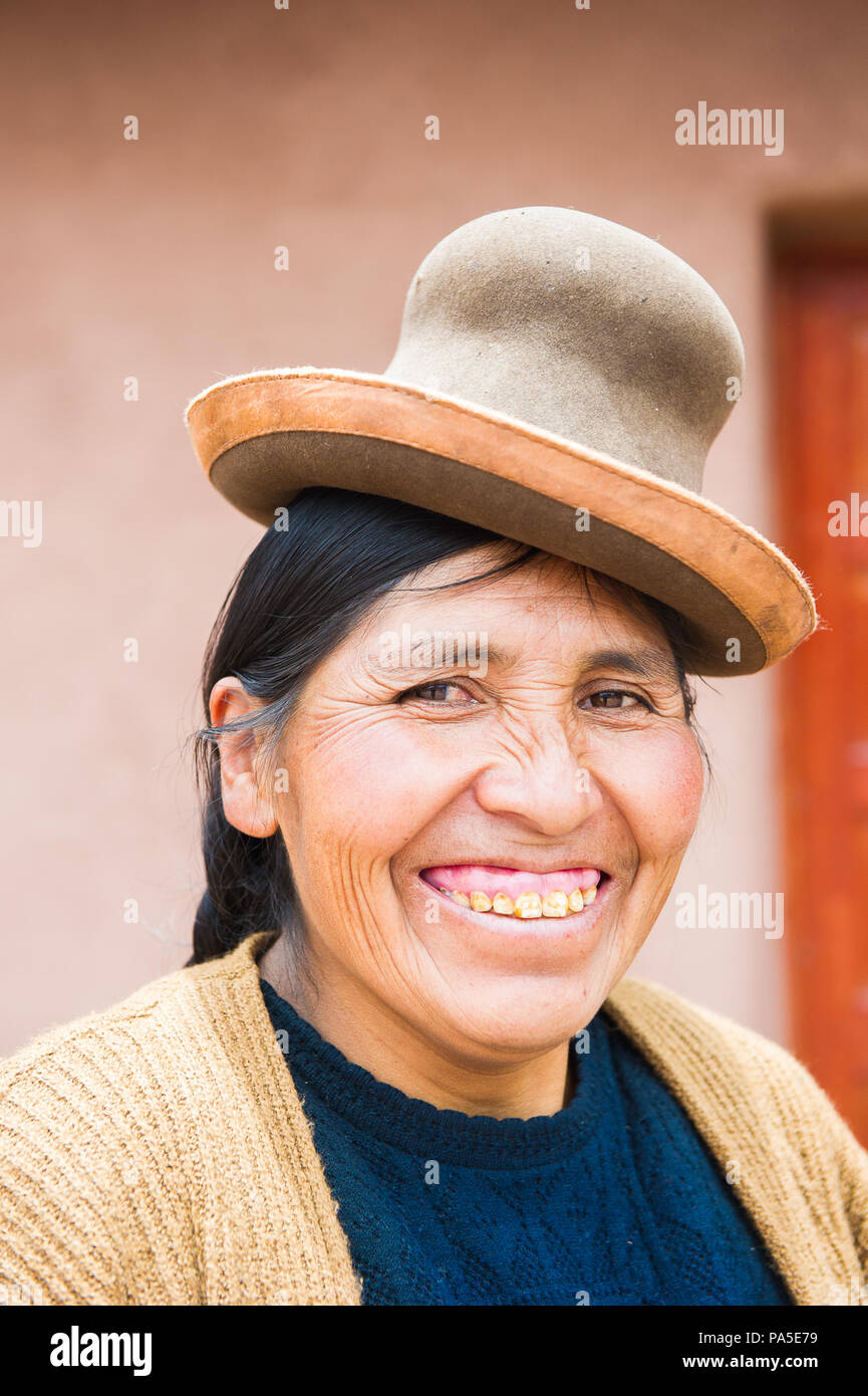 Peru street market women poverty hi-res stock photography and images ...